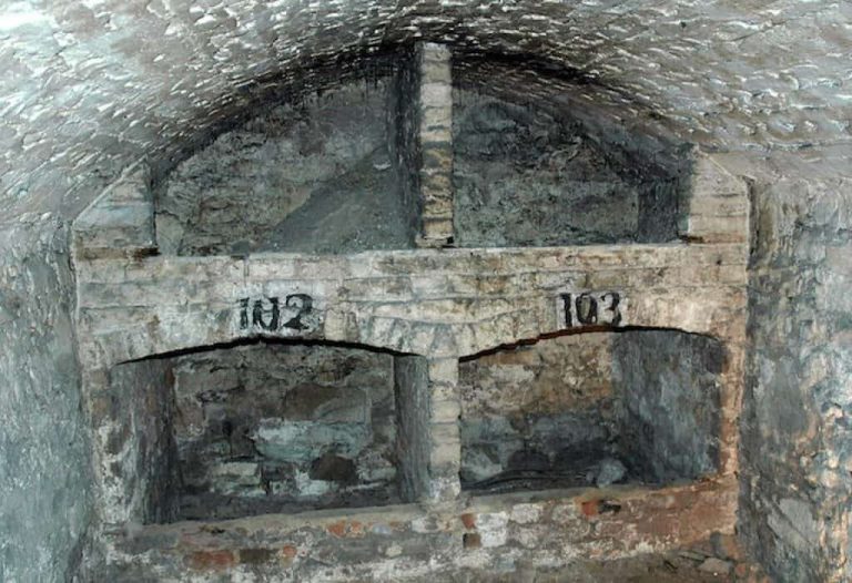 History of Edinburgh's Underground City - Historic Mysteries