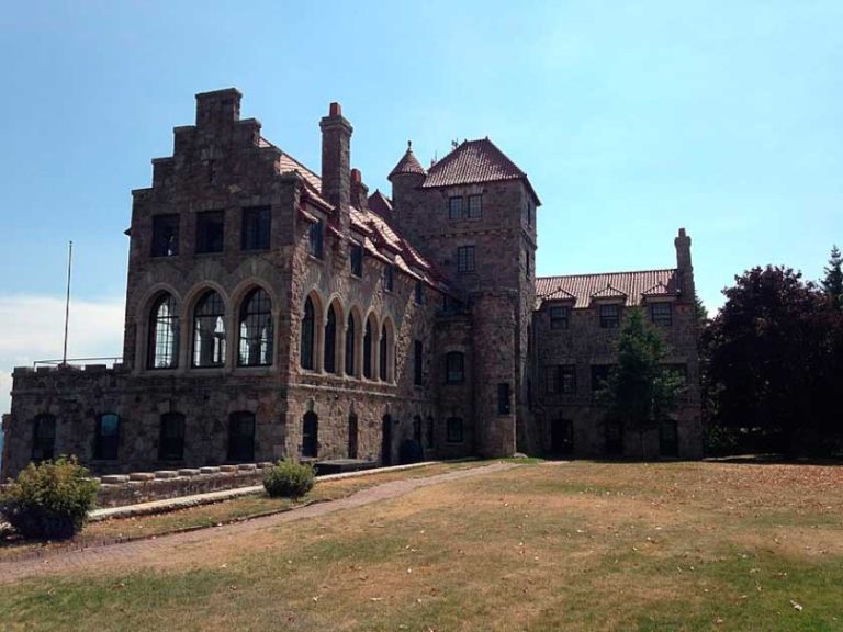 Singer Castle on Dark Island: Hidden Secrets of a True American Castle ...