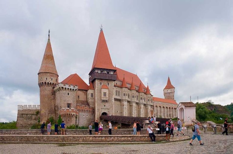(In Pics) The Evolution of the Medieval Castle - Historic Mysteries