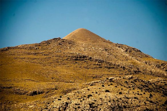 Stone Guardians of a Mysterious Tomb: The Secrets of Mount Nemrut ...